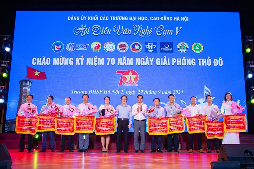 CCT1 tham gia hội diễn văn nghệ chào mừng kỷ niệm 70 năm ngày Giải phóng Thủ đô (10/10/1954 – 10 ...